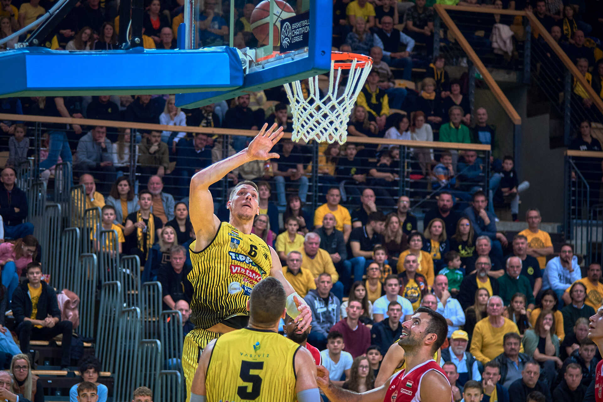 Pakson is győzött a Falco